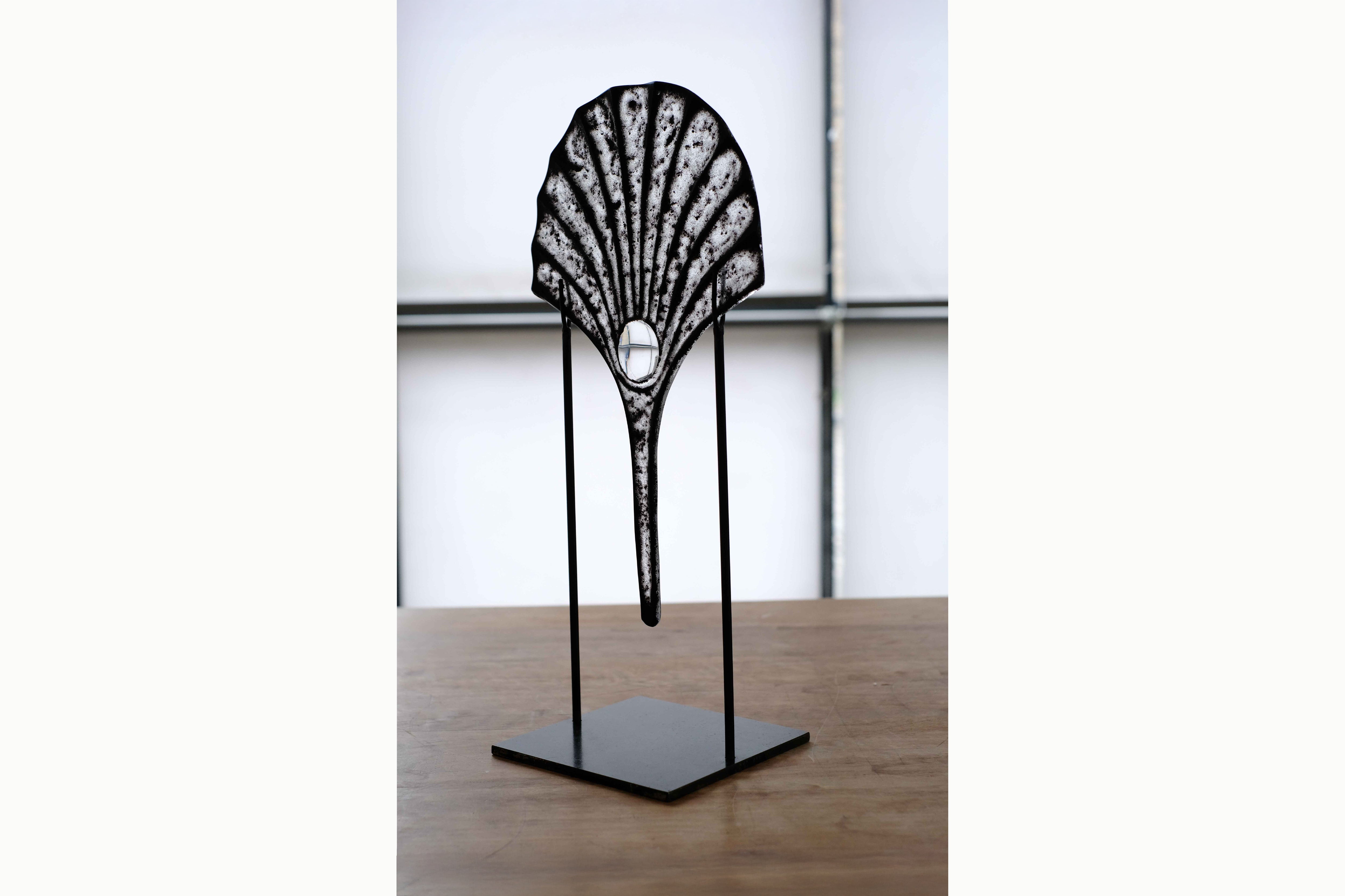 Small Fan in Clear with Black Grain and oval lens – London Glassblowing